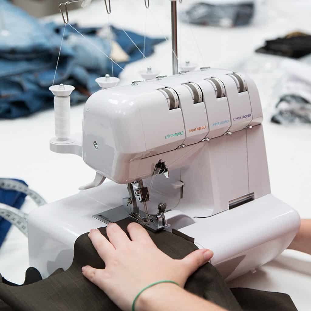 Comparatif surjeteuses : test et avis en octobre 2025